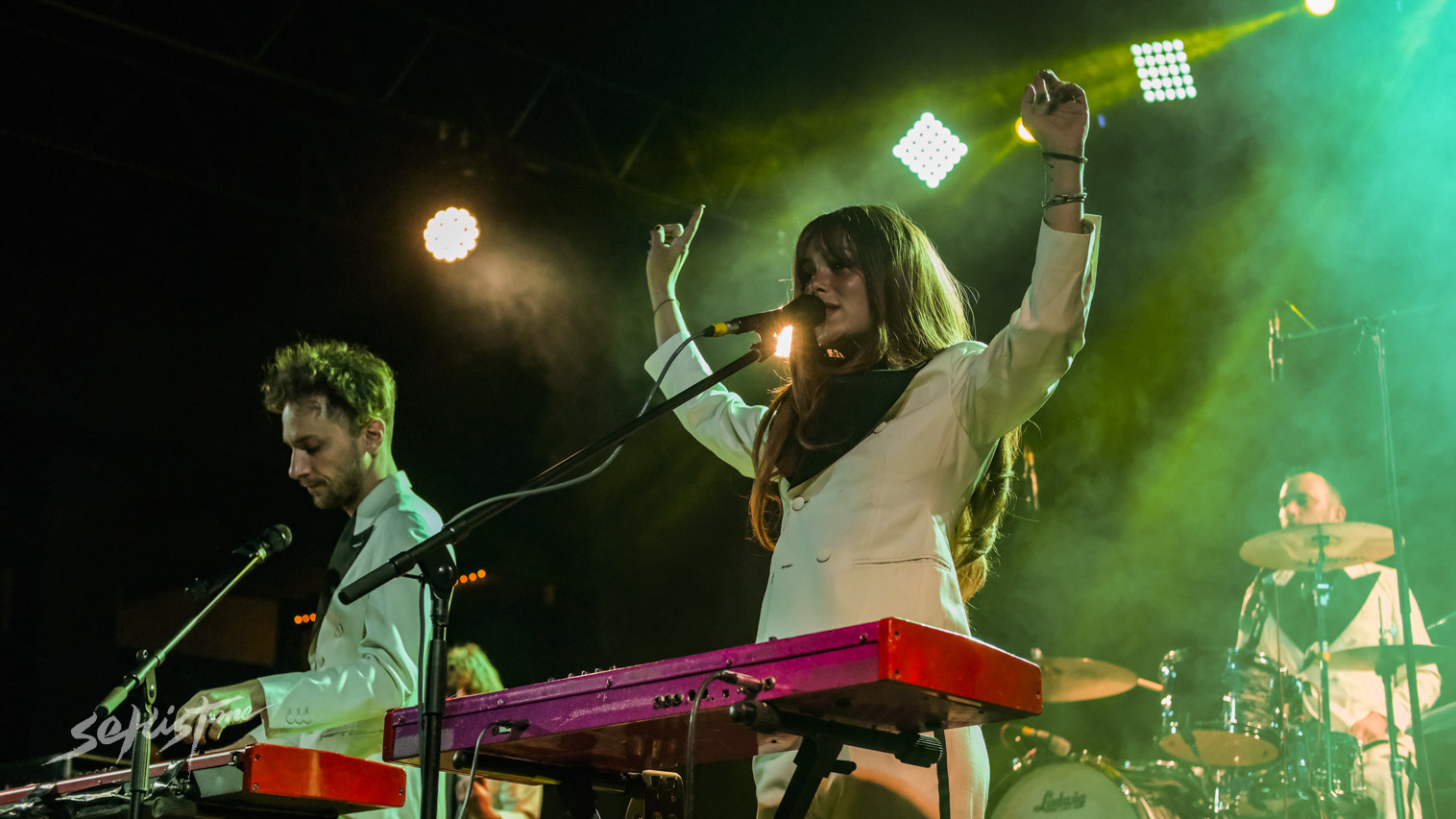 La Femme hace vibrar al C3 stage con su enérgico show