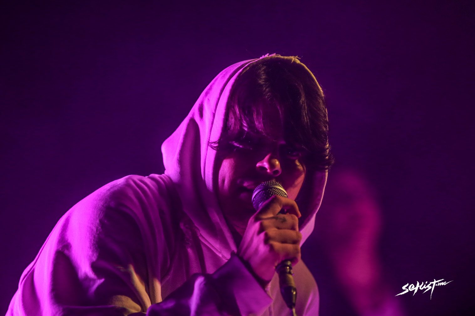 YOSHI: Entre los beats, la melancolía y las luces neón