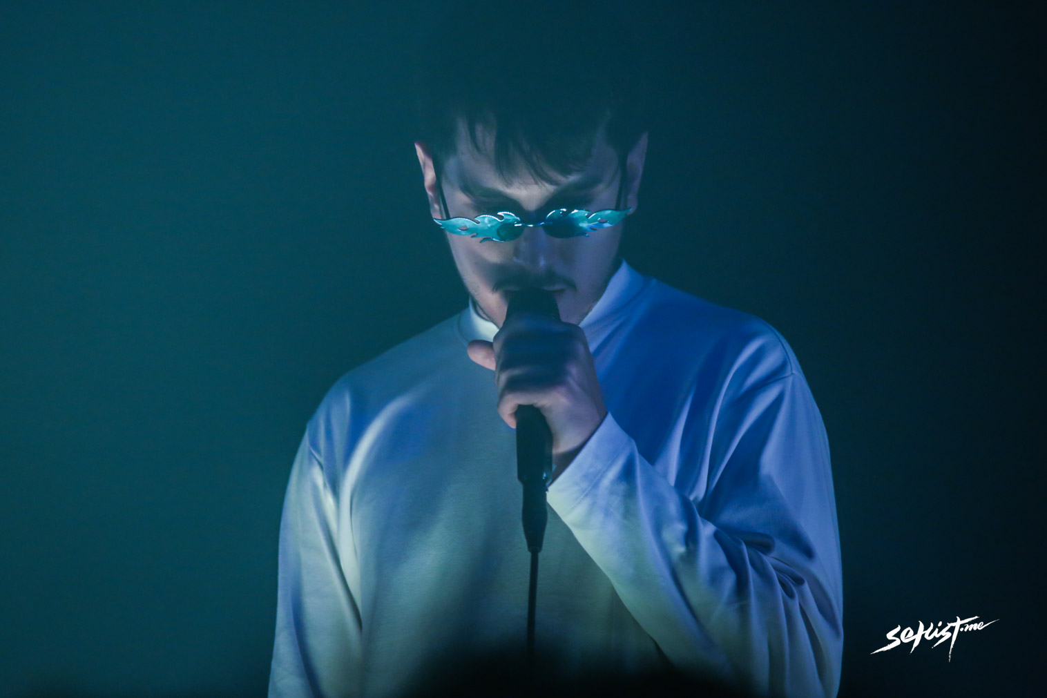 YOSHI: Entre los beats, la melancolía y las luces neón